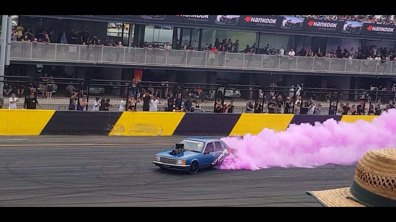 VB Holden Commodore massive burnout at powercruise 92 - YouTube