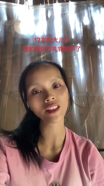 前几天他拿着零花钱跟我换说他要手机在网上买点东西,我还以为他要买他的东西,今天他把这个手镯拿给我的时候我都惊呆了哈哈哈,虽然是钢钛手镯,别说他的眼光还蛮好的,看来以后又是一个会讨好女孩的主啊