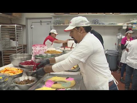 Houston Hispanic community celebrates Three Kings Day - YouTube