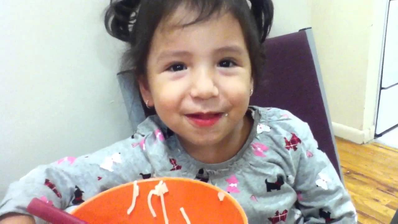 Lilybeth singing half of the alphabet - Lilybeth cantando mitad el ...