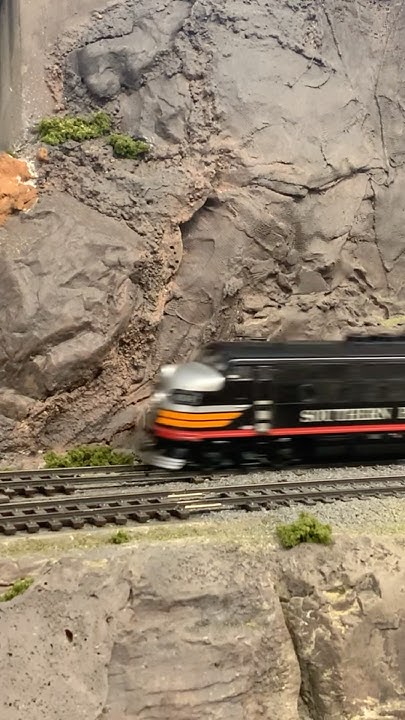 SP 6404 & BCOL 642 meets #sanantonio #railfun #texas #hoscale #modeltrains #funrun #fun #amre # ...