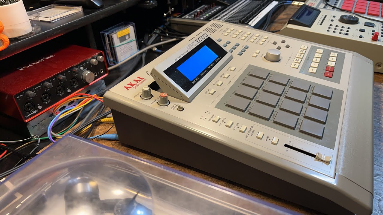 Akai MPC 3000, live beatmaking session. Courtesy of Elevation Prodz ...