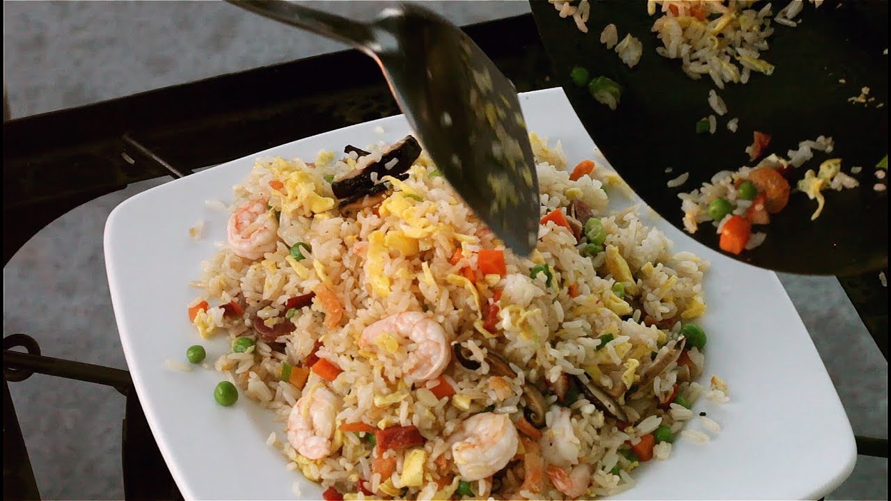 A CLOSER LOOK AT THE CHAO FAN/ HONG KONG FRIED RICE. - YouTube