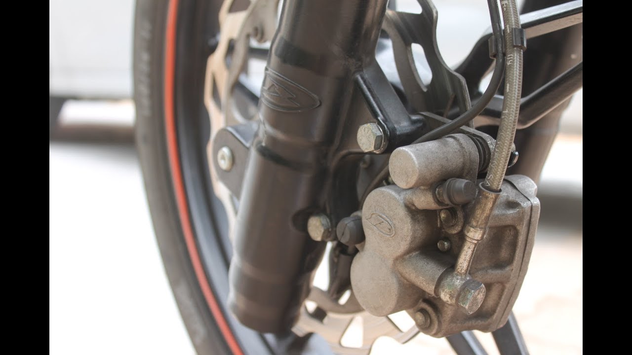 CHANGER SES PLAQUETTES DE FREIN SUR SA MOTO - YouTube