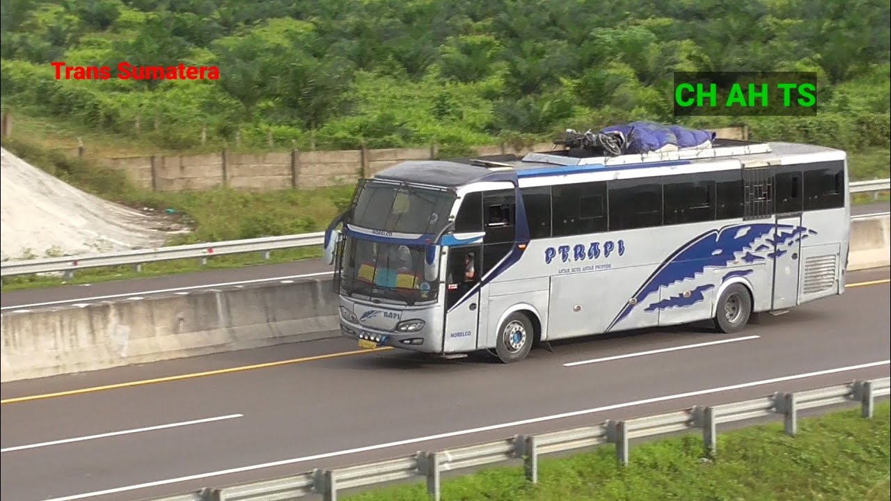 Bus PT Rapi lintas pagi hari area jalan tol Pekan baru Dumai km 51 ...