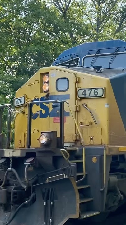 CSX 476 “The Screamer” leads train M426 at CP60 - YouTube