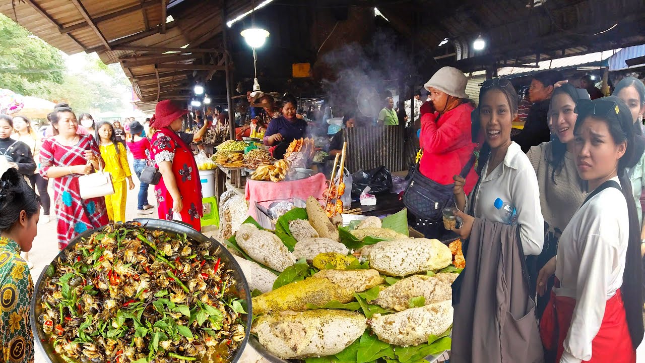 Roasted bees with sauce, Salted crab and all kinds of barbecue, Street ...