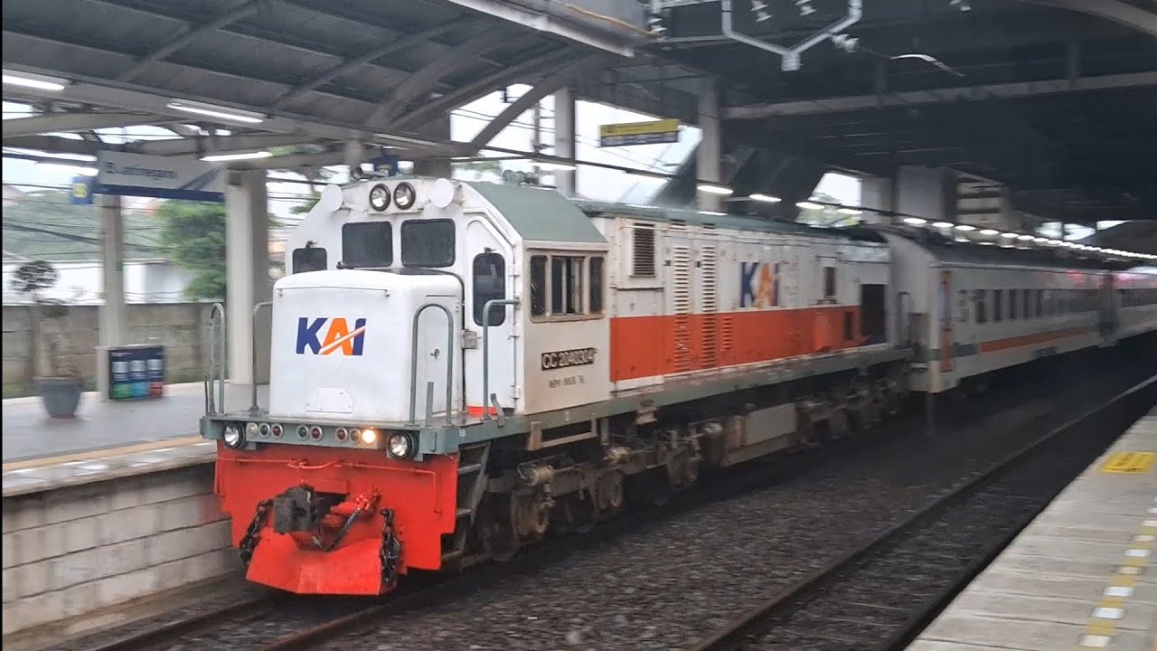 CC 204 03 04 YK - KA Bangunkarta di Stasiun Jatinegara | Kereta Api ...