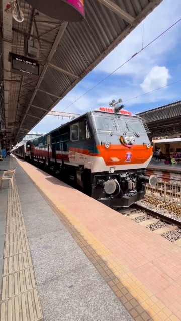 KYN WDP-4D in ''SWACHOTSAV'' livery hauling 11012 Dhule - Mumbai CSMT ...