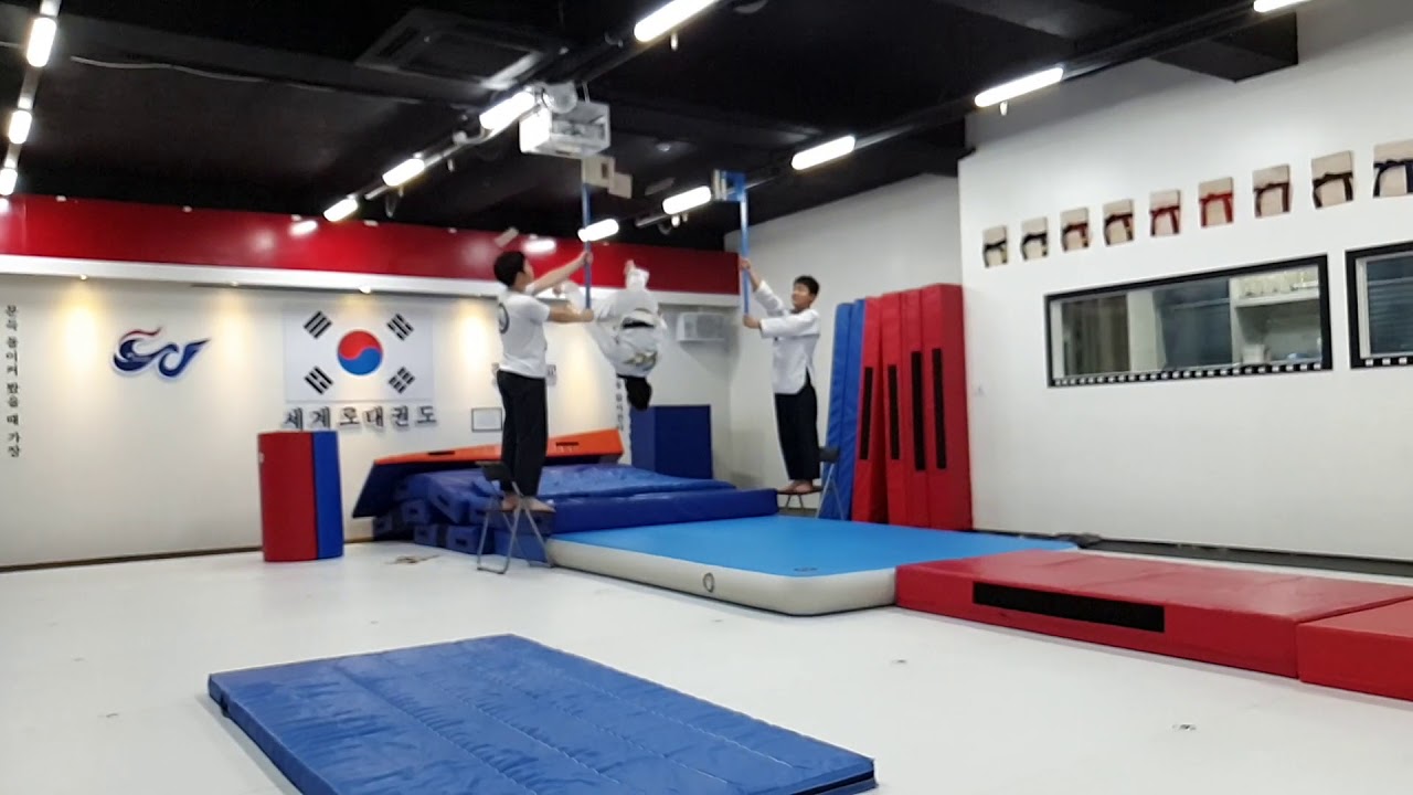 측전뒤공중2단계 격파 Acrobatic back flip kick - YouTube