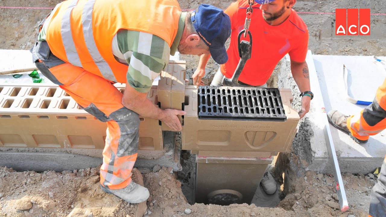 Einbau der Entwässerungsrinne ACO DRAIN® Monoblock - YouTube