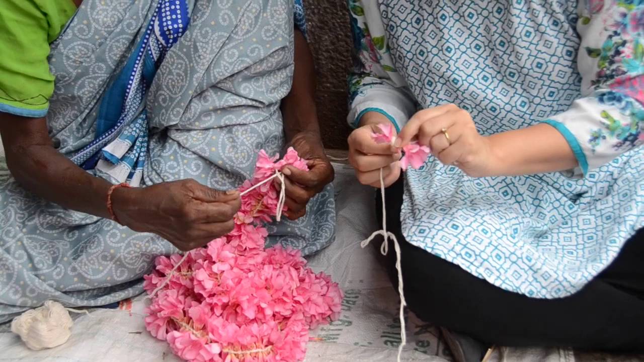 Happy Madras Week: Flower braiding near Kapaleeshwarar temple, Chennai ...