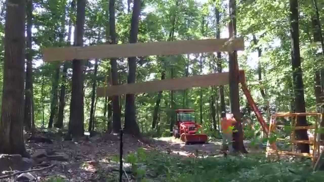 Lifting treehouse beam with chain hoist - YouTube
