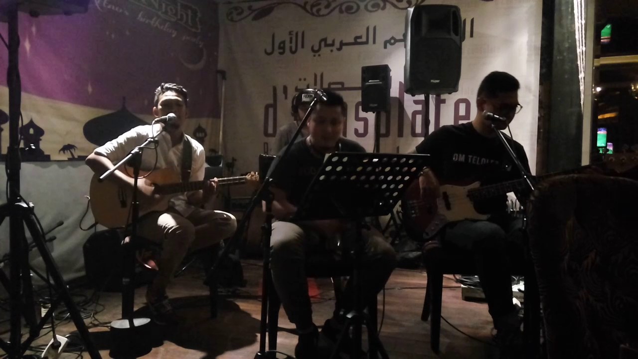D'consulate Restaurant and Cafe, Live Music The Crab Band - YouTube