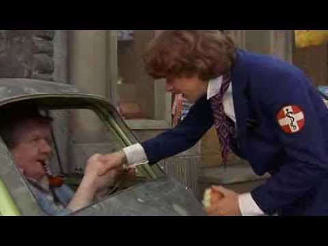 Praxis Dr. Hasenbein - Tante Uschi fährt Auto (Isetta)