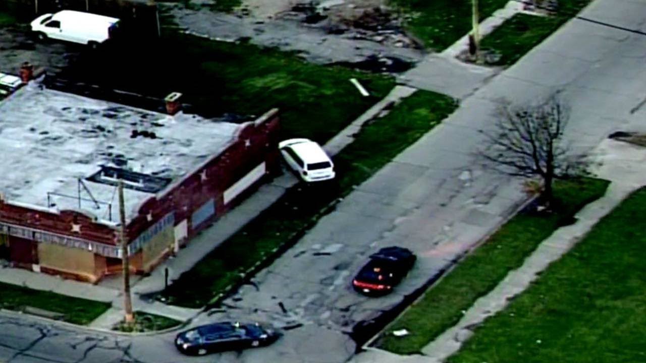 Detroit police chase ends in crash - YouTube