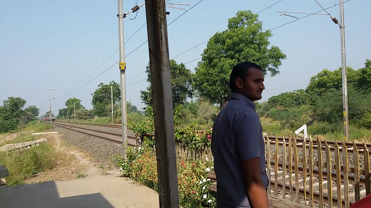 INDIAN RAILWAY CROSSING 2TRAINS AT A TIME {AMAZING VIDEO} - YouTube