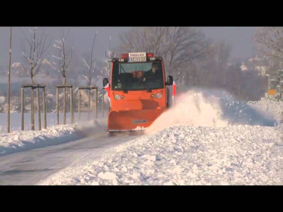 Fiedler Schneepflug Räumschild FRS 2004 ST am Multicar Fumo.mp4 - YouTube