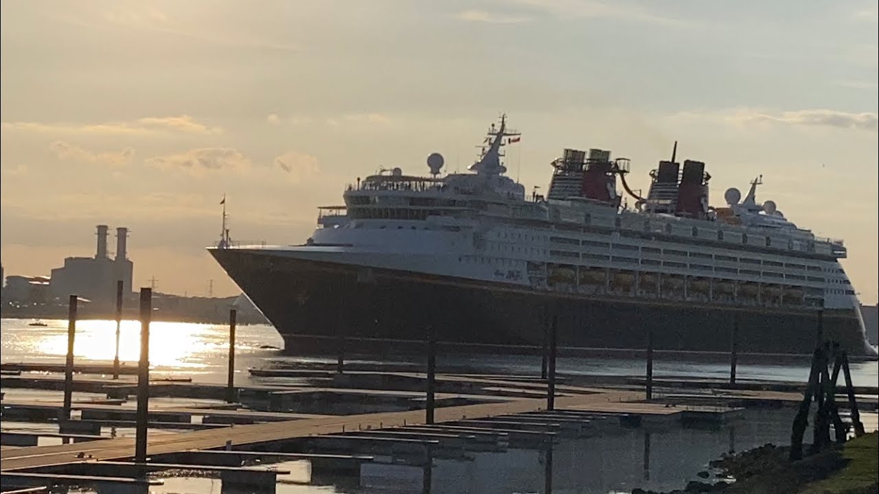 Disney Magic cruise ship & musical horn - YouTube