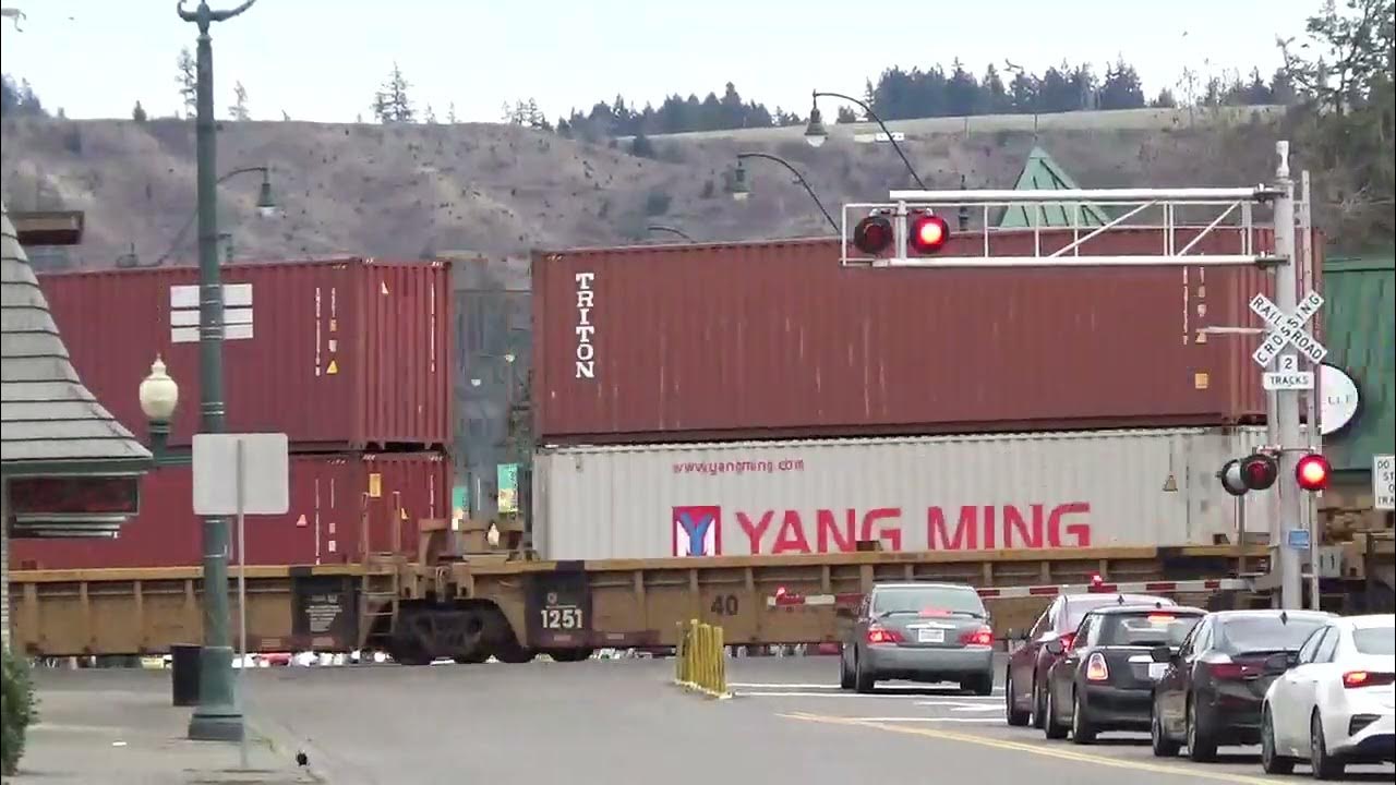 (Northbound) BNSF Intermodal Train passes the Main Street Railroad Crossing. (Sumner, WA) - YouTube