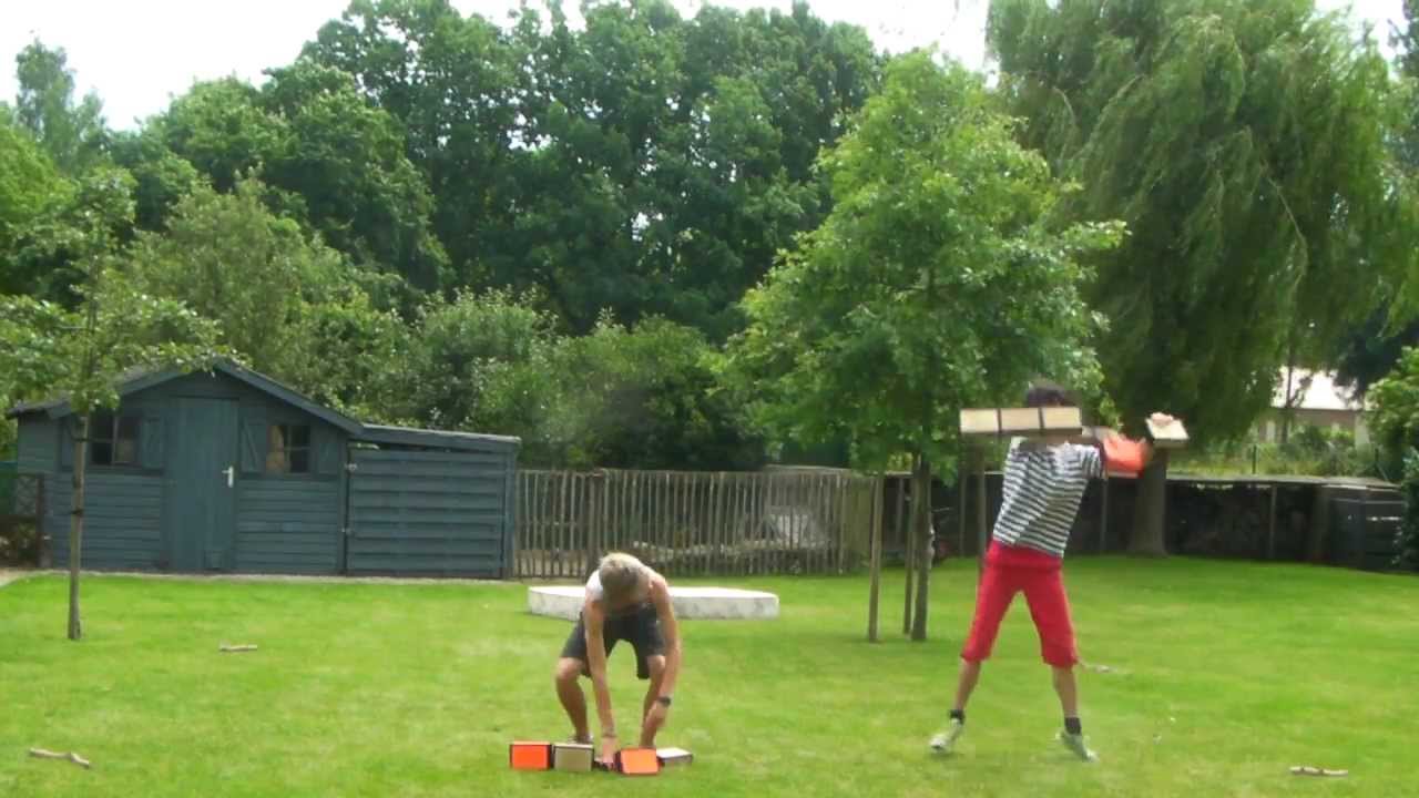 Cigar Box Juggling Belgium - YouTube