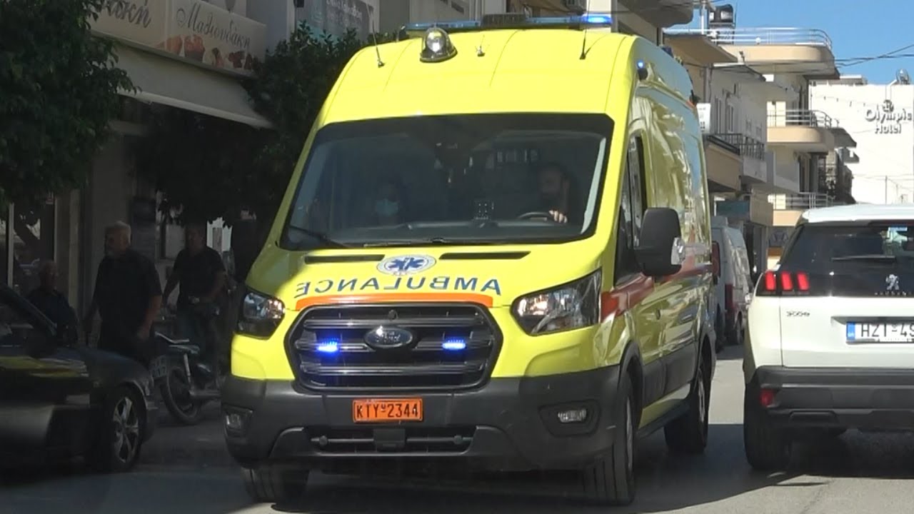 EKAB Ambulance responding in Mires, Crete - Ασθενοφόρα του ΕΚΑΒ ...