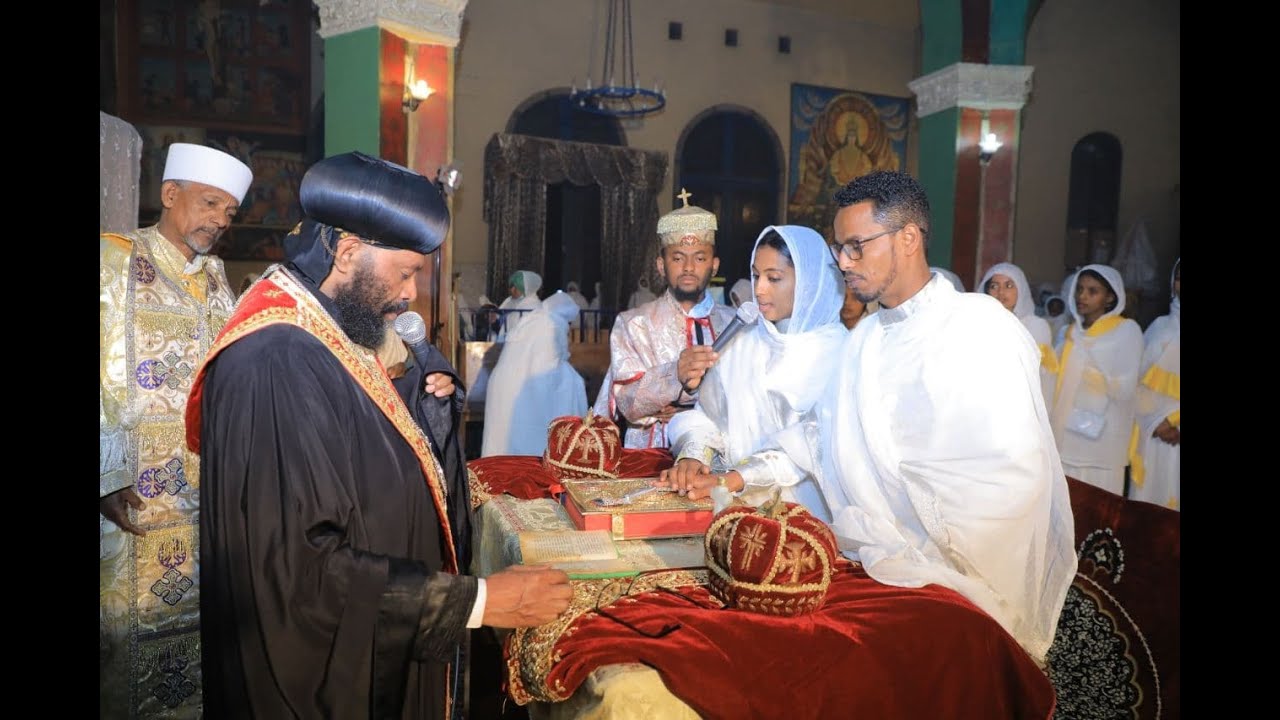 " እግዚአብሔር ፈቅዶ ዛሬ አንድ ሆነናል" የተስፋዬ ኢዶና ሕይወት ብርሌ የሰርግ መዝሙር በሙሽሮቹ ሲዘመር ...