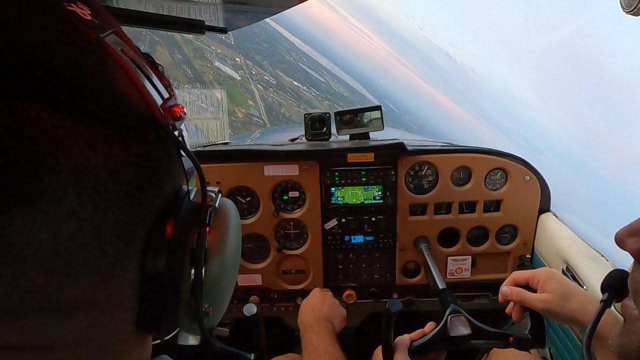 Pulling G's on a C172 - YouTube