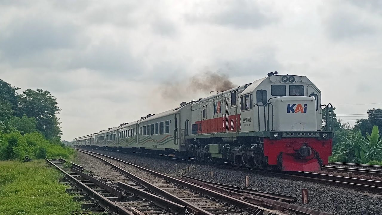 NGABUBURIT LIAT KERETA SORE GAK KALAH RAME - Hunting 1 Jam Kereta Api ...