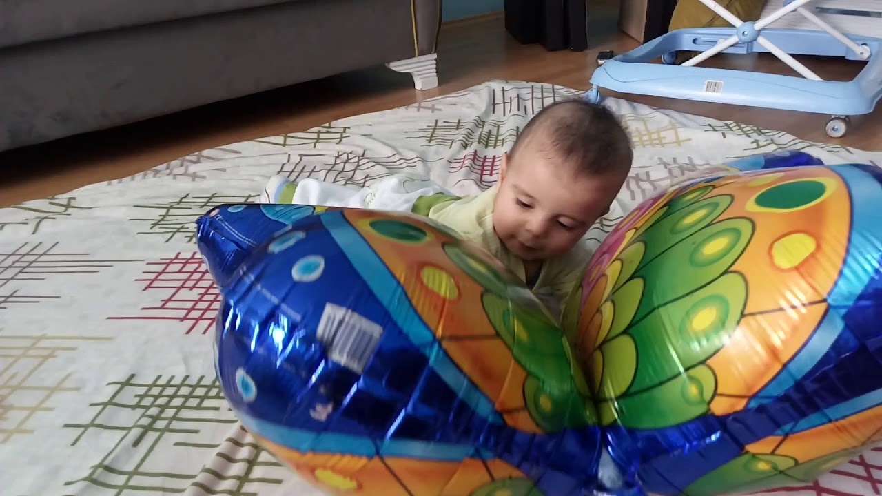 7 aylık bebek balon oynuyor - YouTube