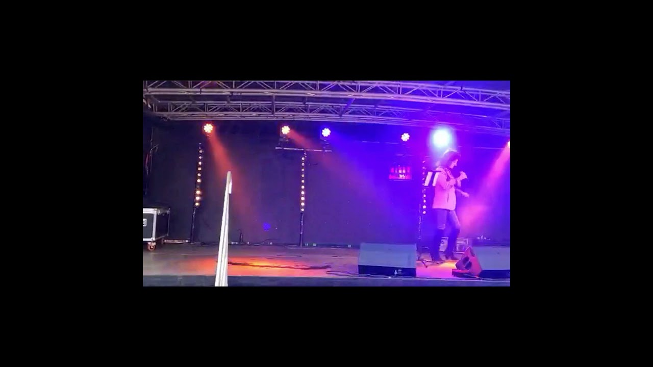 Gilly Lee -Whyte sings cover Johnny B Goode - YouTube