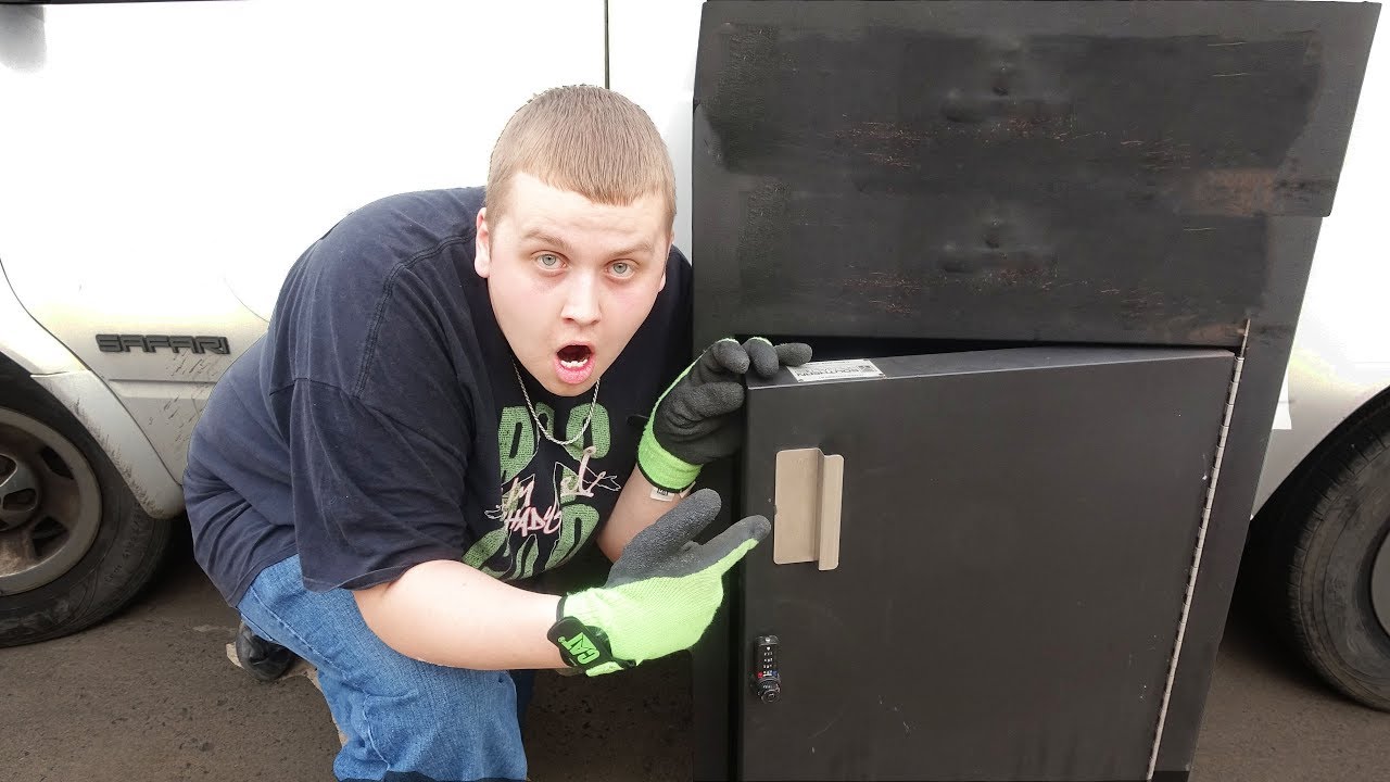 LOCKED SAFE!? WHATS INSIDE? I Bought An Abandoned Storage Unit! Storage ...