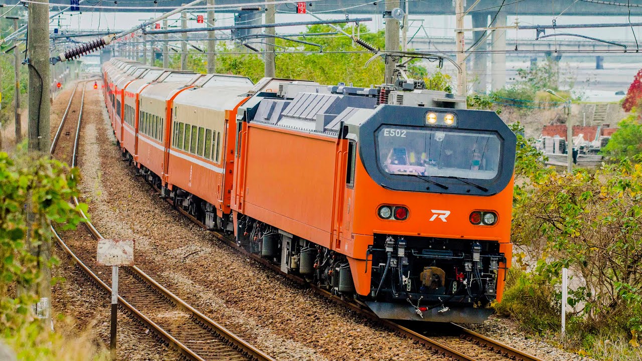 台鐵新型電力機車頭E500牽引莒光車廂試運轉8771B次"談文南號誌站北側通過-2024/02/06 - YouTube