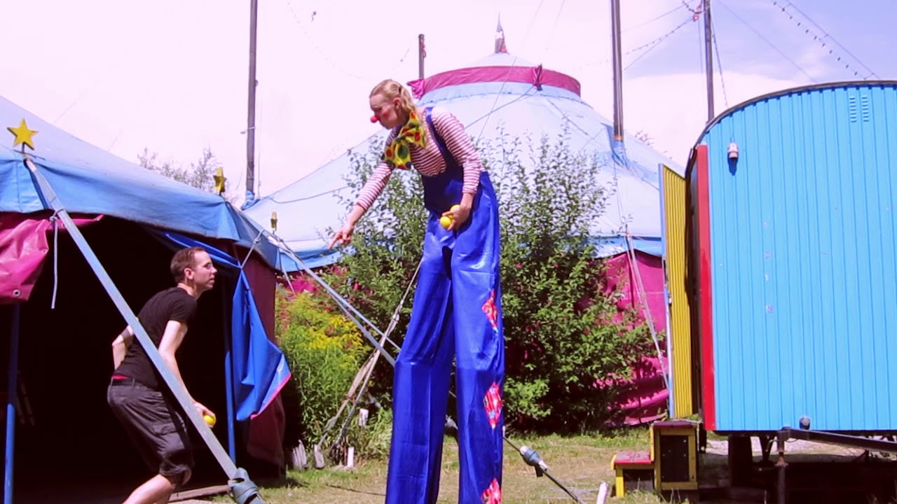 "Clown droppt" - Juggling Clown on stilts - YouTube