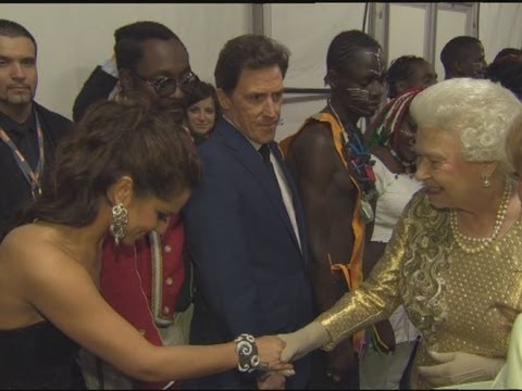 The Queen meets Cheryl Cole and Peter Kay backstage at Diamond Jubilee ...