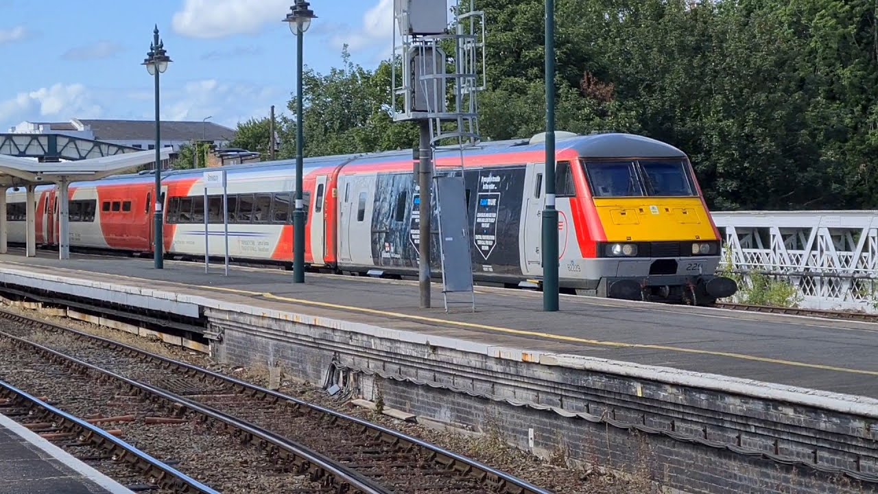 Class 67 Premier Train at Shrewsbury - YouTube