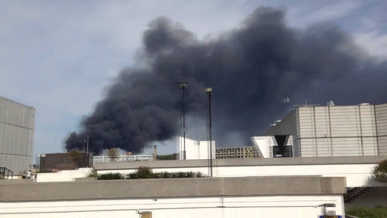 RARE FOOTAGE Sheffield toxic plastic factory fire caught on tape HD ...