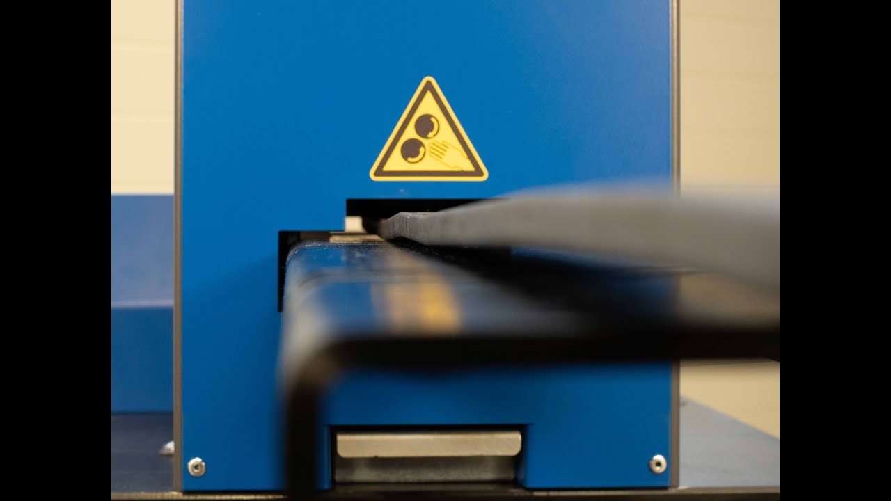 CREA WHEEL Richtmaschine für Flachstahl und Staketen - YouTube