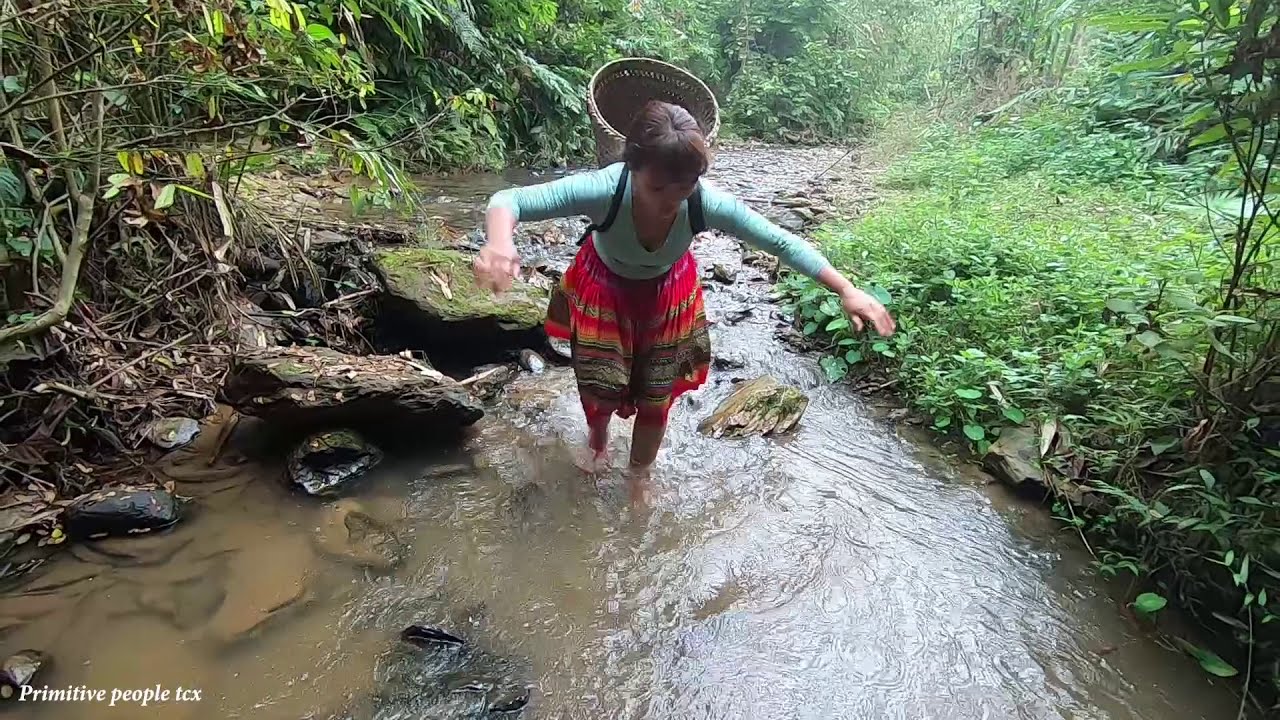 Primitive Life : Ep 17 - Forest people help ethnic girls catch fish ...