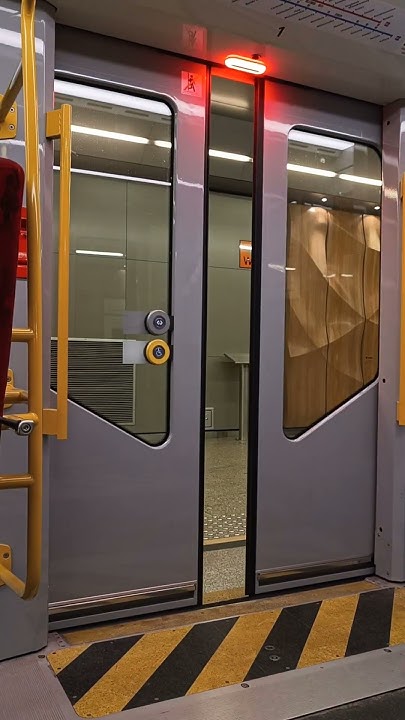 otwieranie i zamykanie drzwi skoda varsovia #90 M1 Kabaty - YouTube