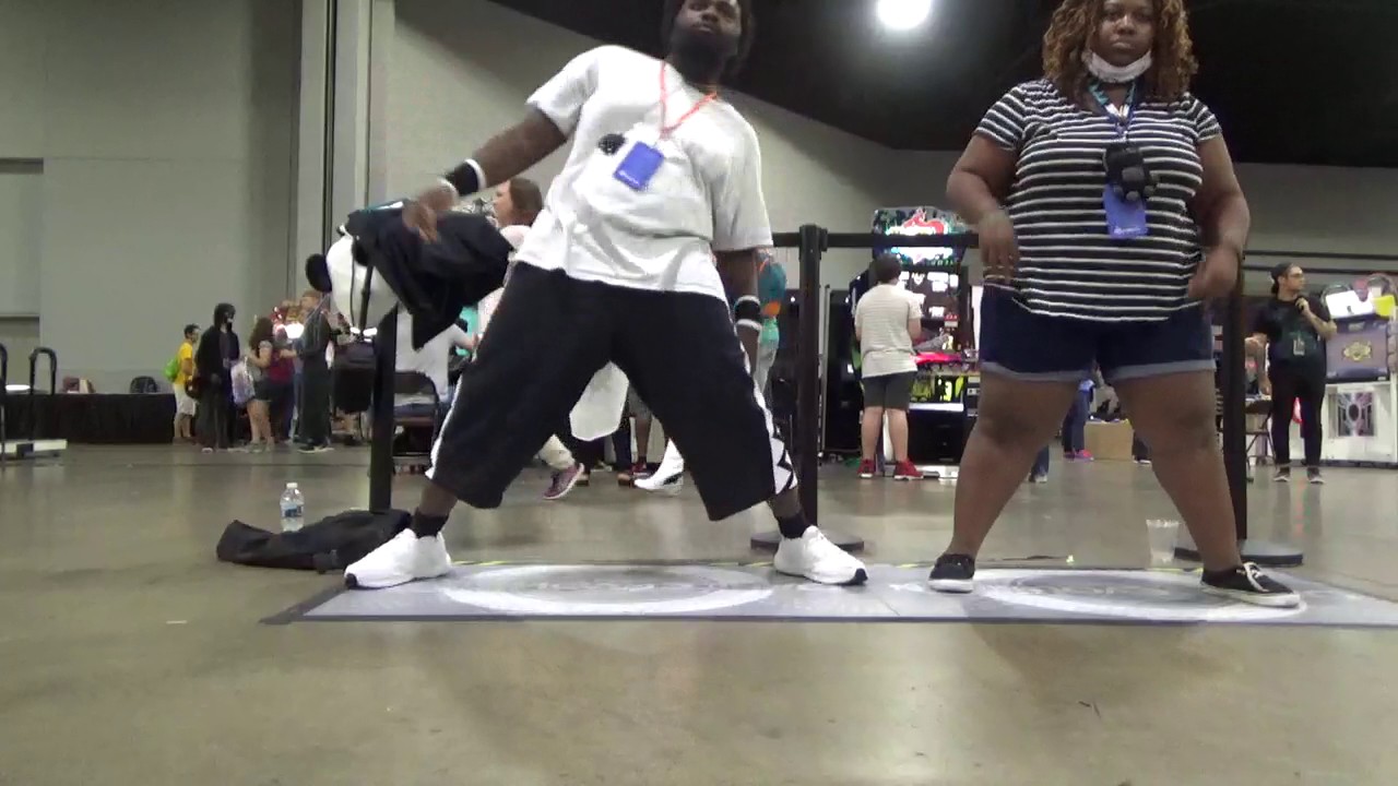 Dance Evolution Arcade Momocon 2017 - YouTube