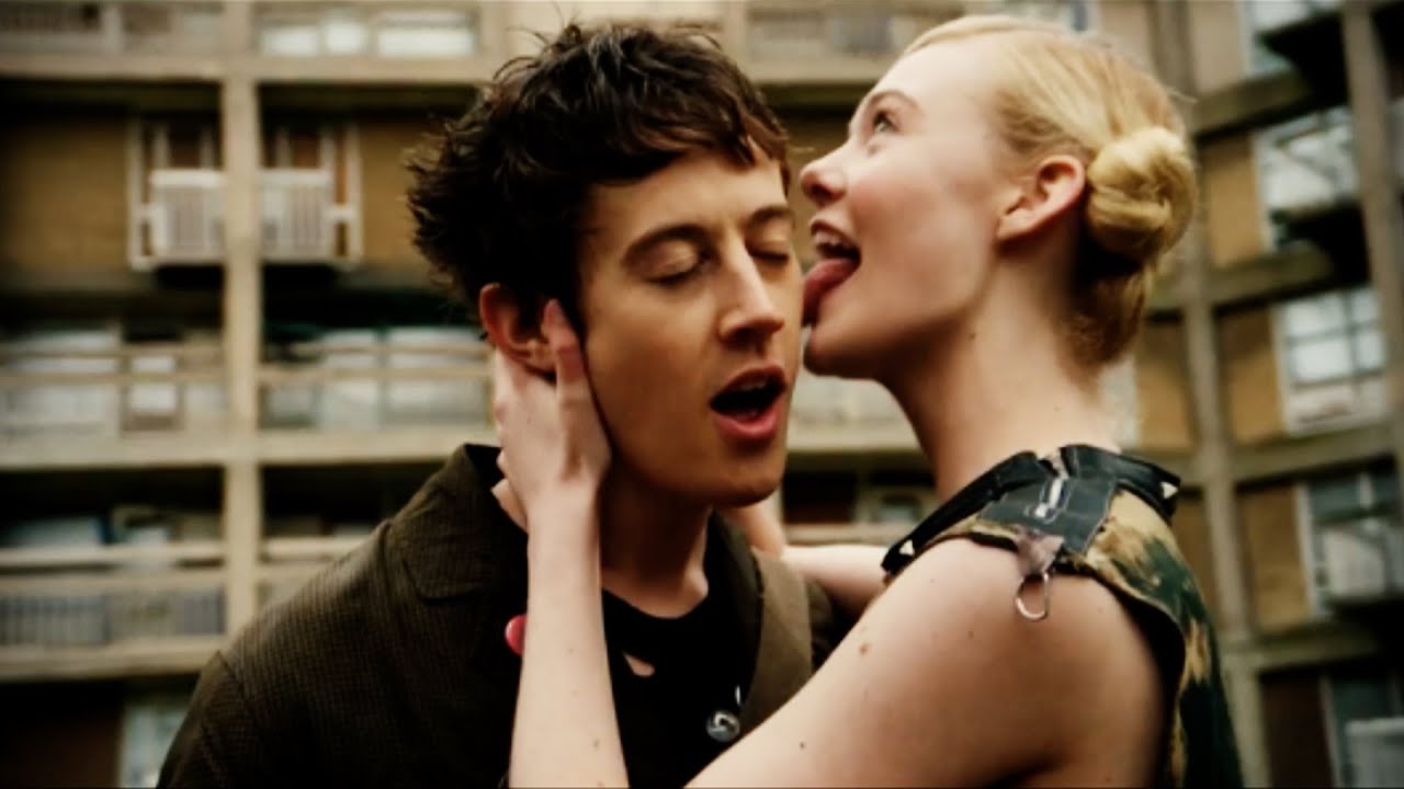 Female Aliens Arrive On Earth To Get Pregnant And Repopulate - YouTube