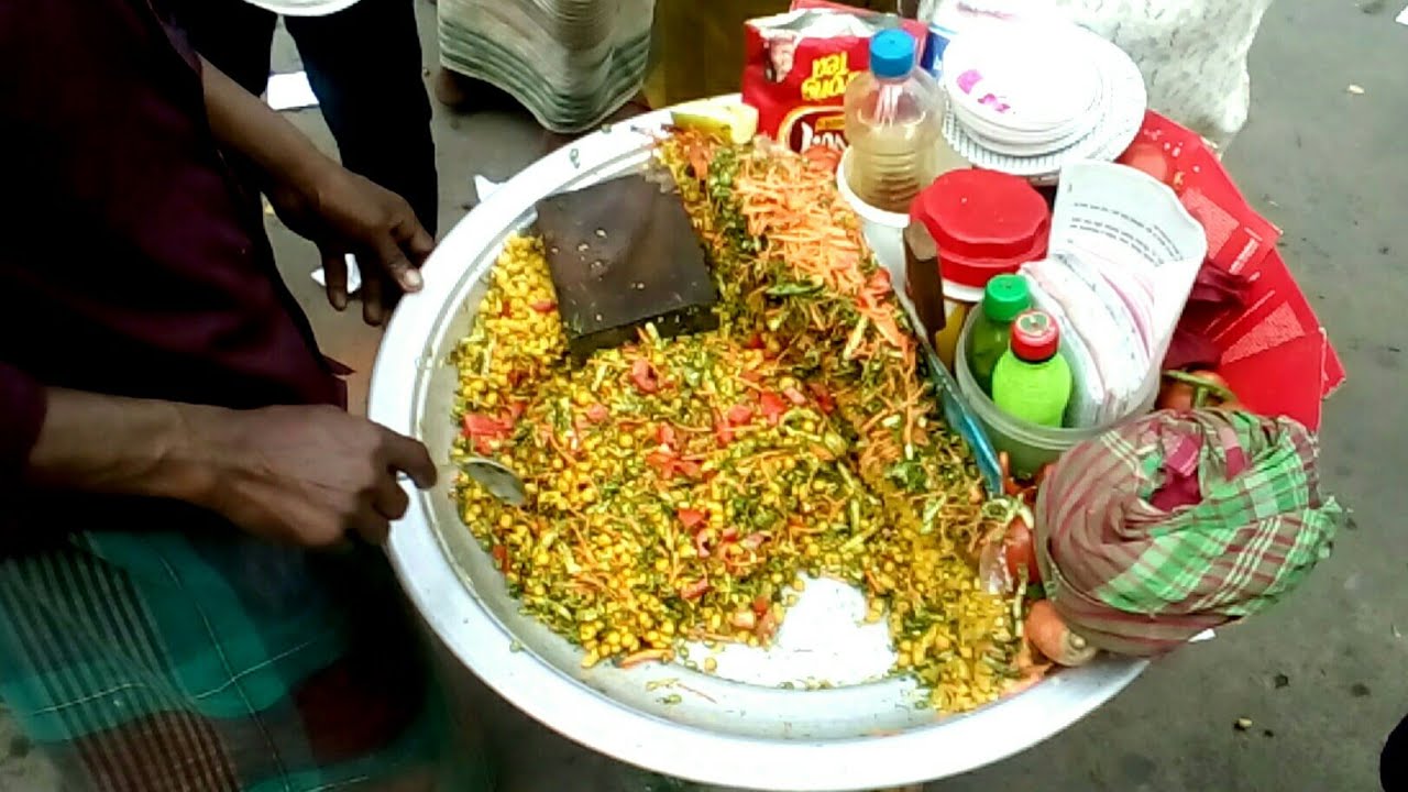 jhalmuri maker with chola mixture /street food /indian Street food ...