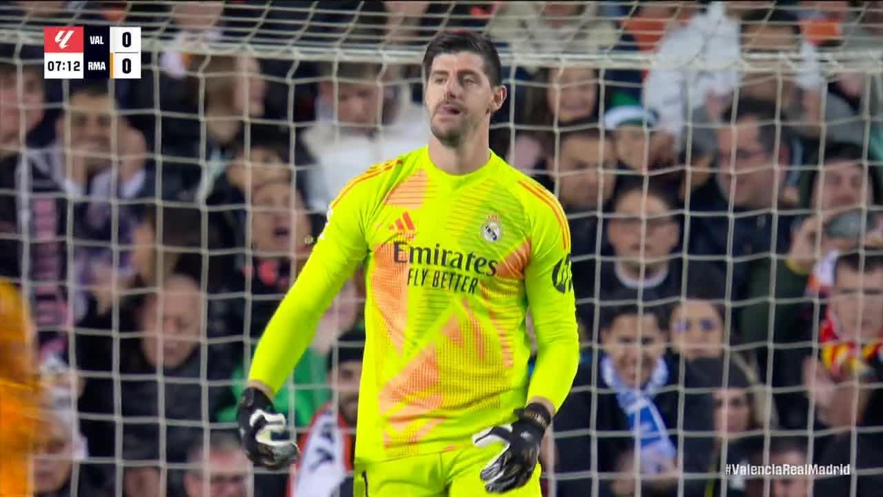 SHOW DE COURTOIS. El portero del Real Madrid LAS TAPA TODAS vs Valencia ...