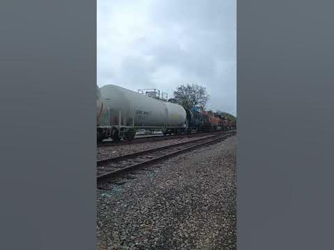 ES44DC 7861 leader friendly crew leads ES44AC leads local train at Galveston sub #railfan - YouTube