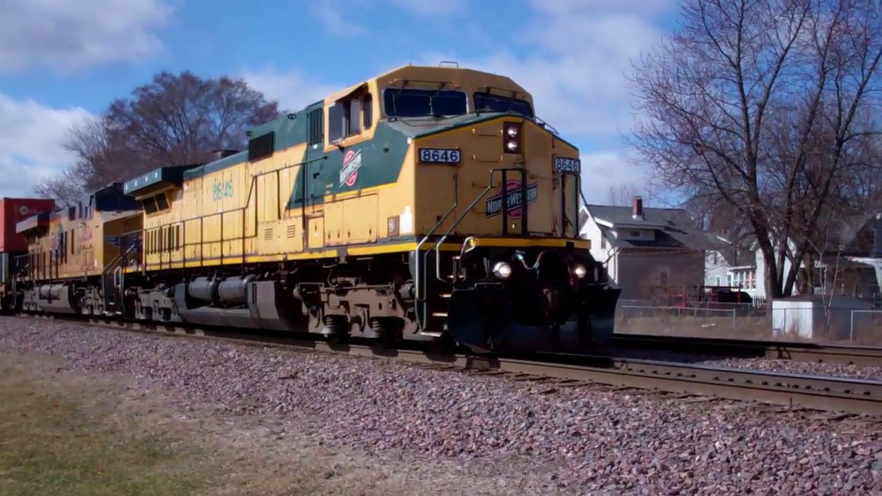 CNW 8646 (C44-9W) leads a Eastbound Union Pacific stack/vehicle train ...