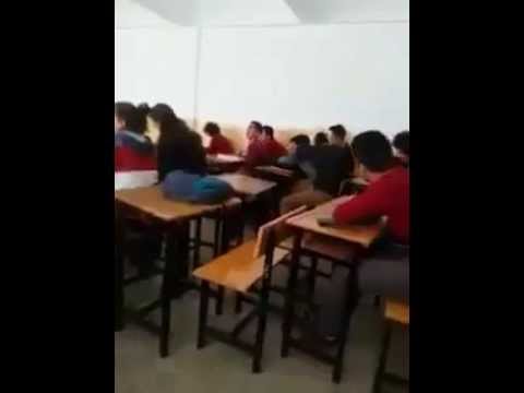 Öğretmenin esprisine hunharca gülen Liseliler (: