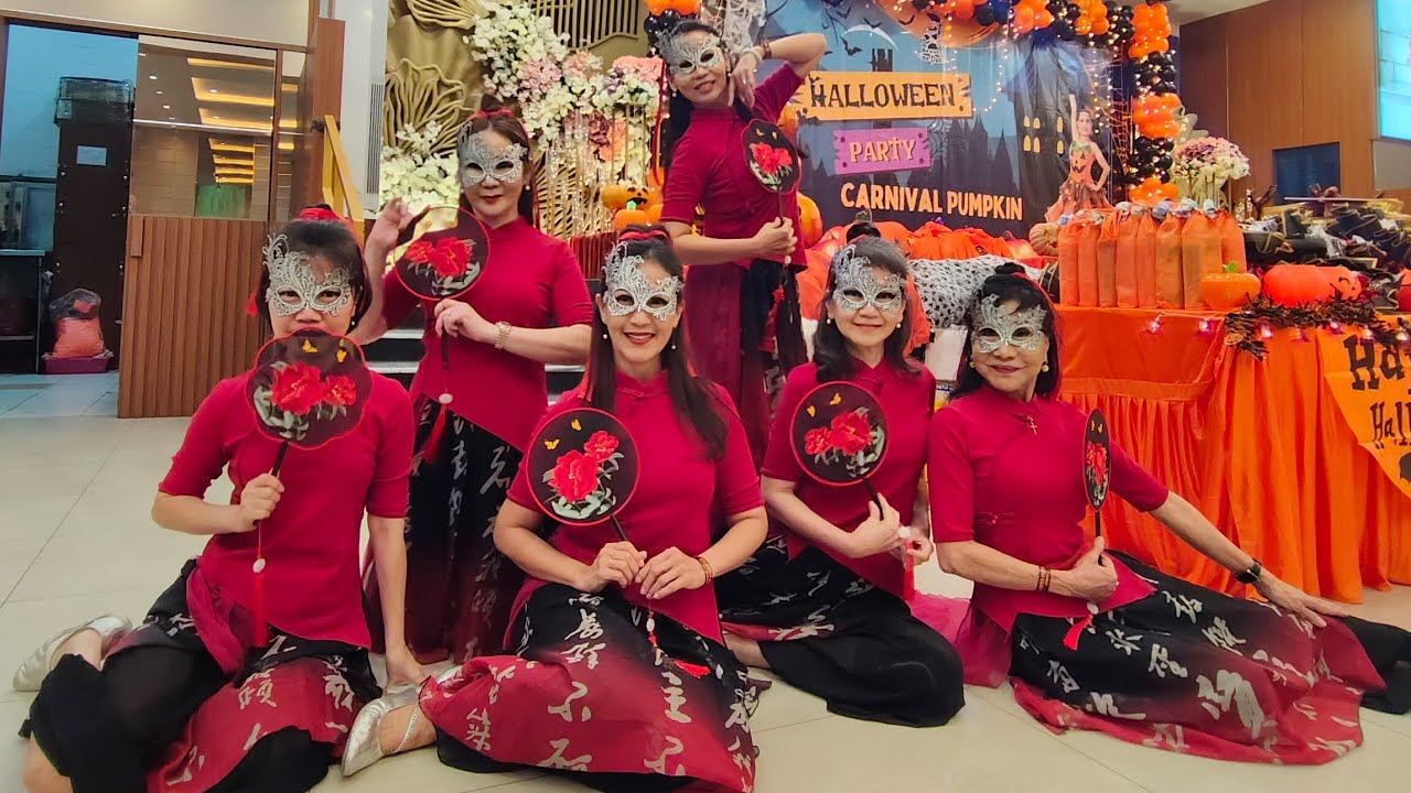 Cai Wei Jazz - Chinese Dance ( Performed by Indah LD Mansion) - YouTube
