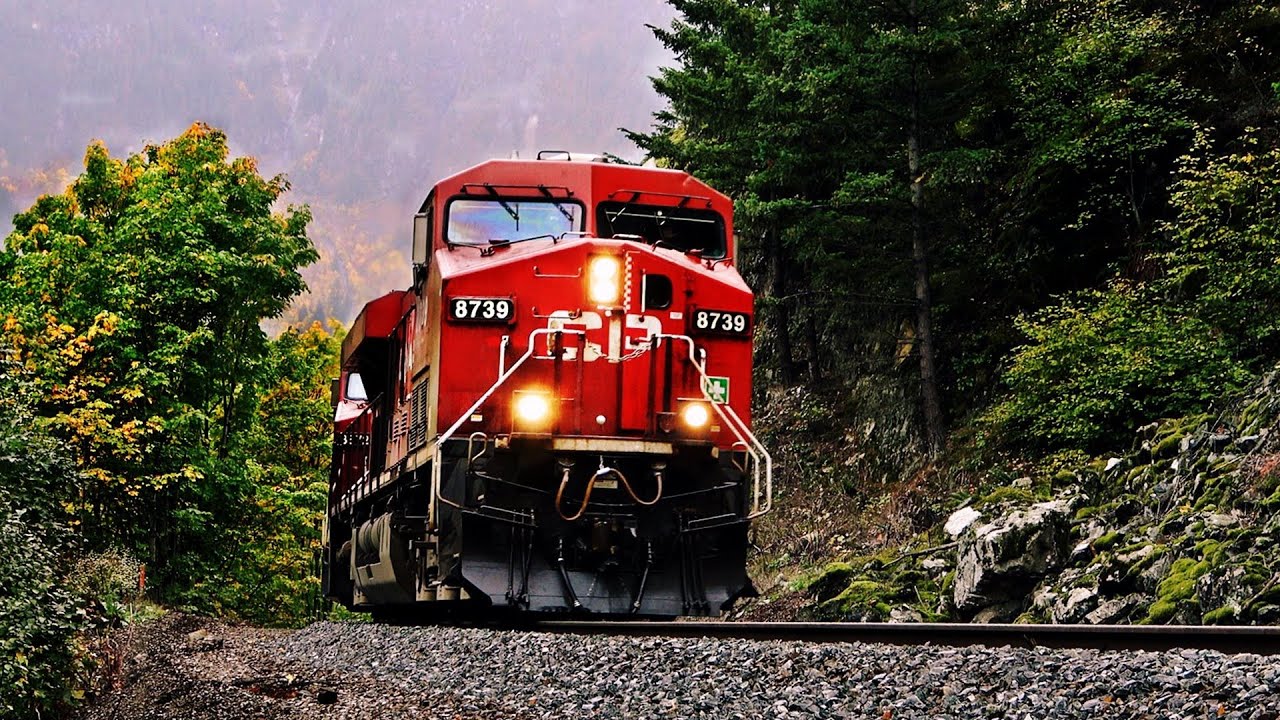 BUSY TRAINS IN THE FRASER! CPKC W/ KCS SD70ACe & Rocky Mountaineer ...