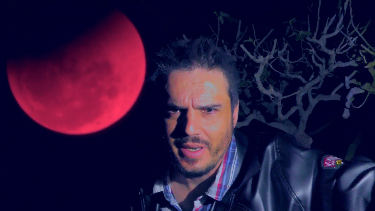 BLOOD MOON!!!!! IT'S GONNA BLEED TO DEATH!!!! Whaaaaaaaaaaa!!!! Lunar eclipse turns heads ...